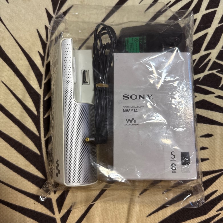 Sony NW-S14 Walkman Digital Media Player with Speaker/Charging dock ...