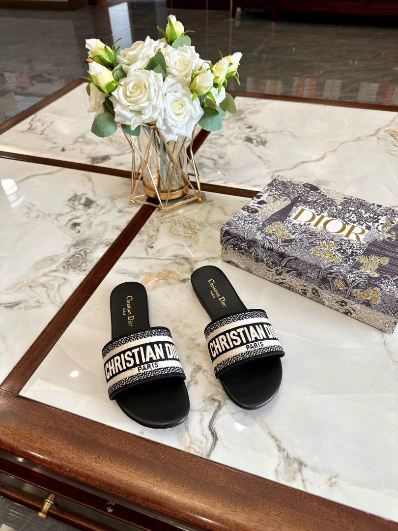 Dior slippers, Women's Fashion, Footwear, Sandals on Carousell