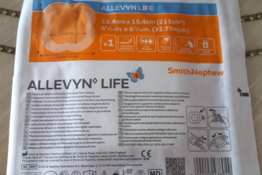 ALLEVYN LIFE Wound Dressing 15.4cm x 15.4cm, Health & Nutrition ...