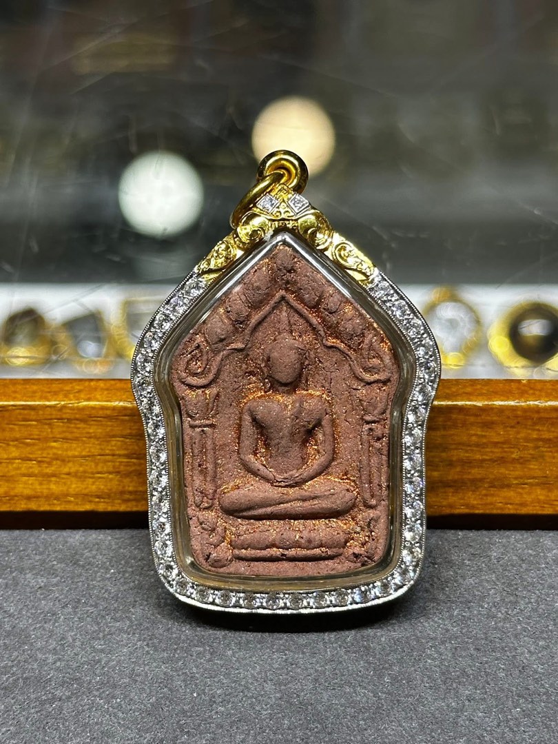 2557 阿贊津 屈爸周所 派更也一期 紅太陽 雙符 （只有一尊） 防水90金殼 佛牌, 興趣及遊戲, 收藏品及紀念品, 宗教物品 - Carousell