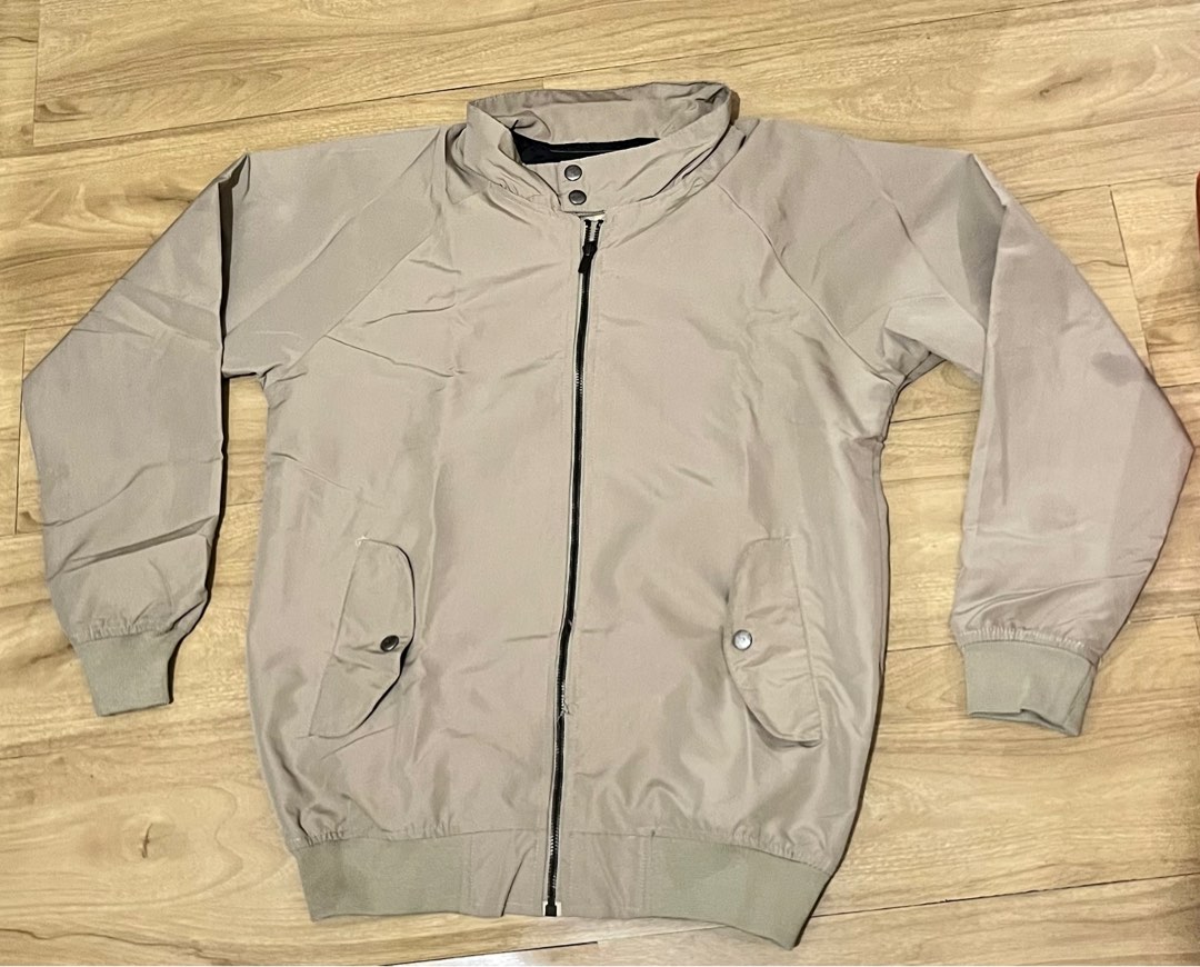 Jaket Bomber Erigo, Fesyen Wanita, Pakaian Wanita, Baju Luaran di Carousell
