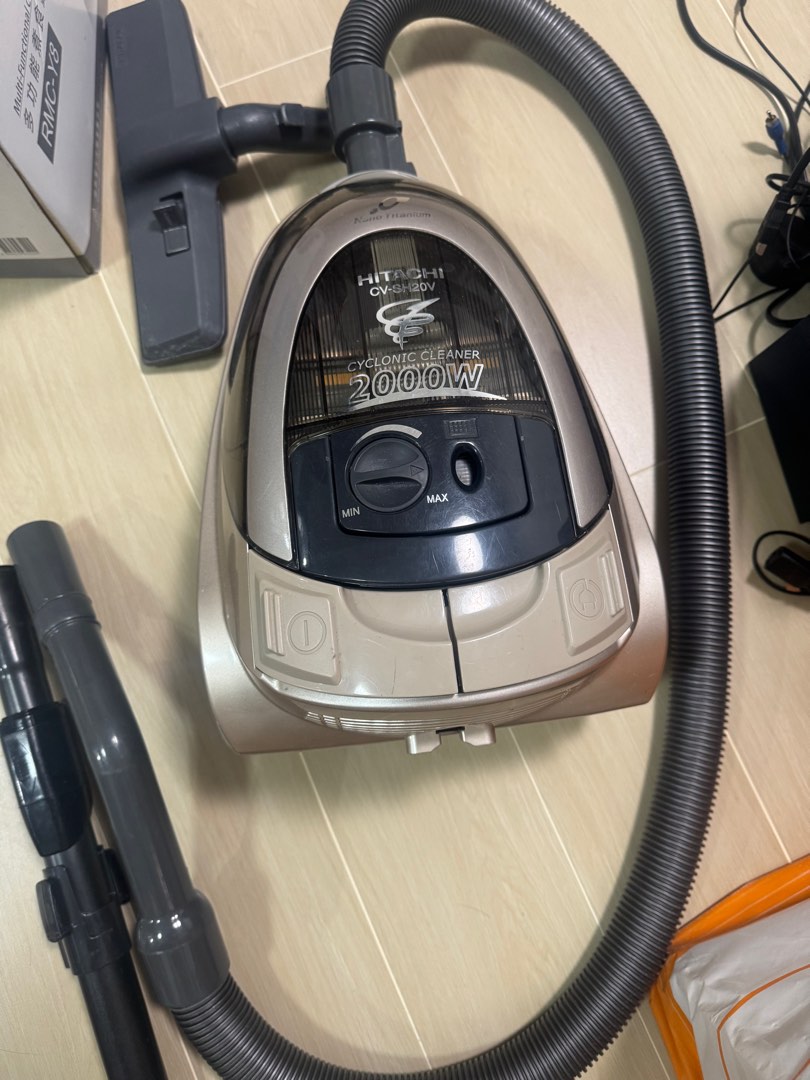 Hitachi CV-950V 2000W 吸塵機, 家庭電器, 吸塵機 ＆ 家居清潔電器 - Carousell