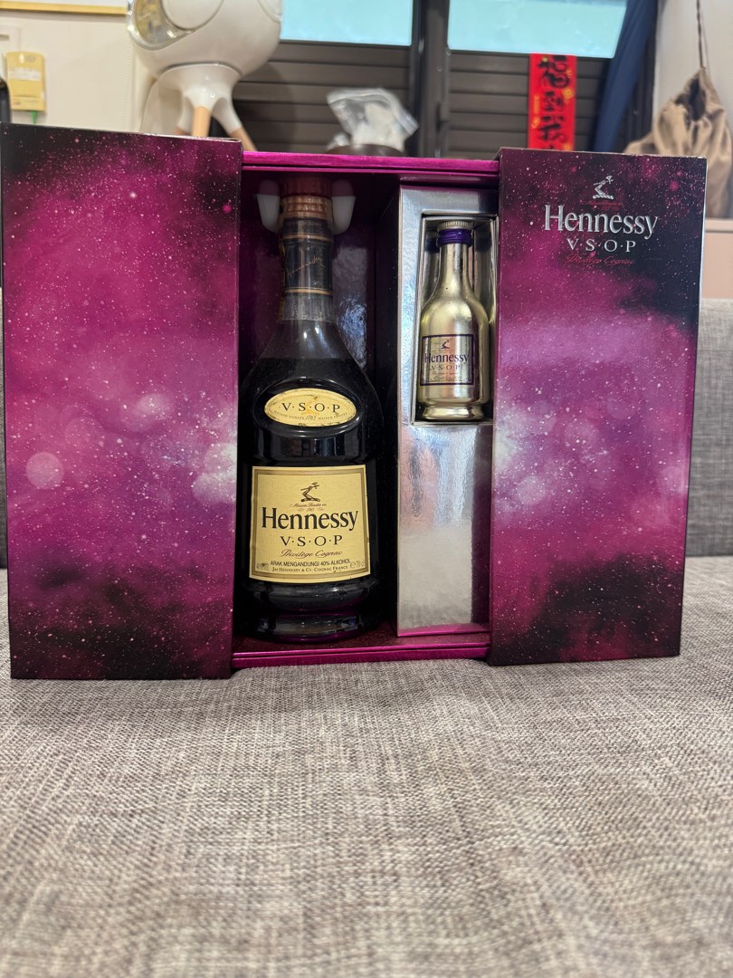 Hennessy VSOP Cognac Gift Set, Food & Drinks, Alcoholic Beverages on ...