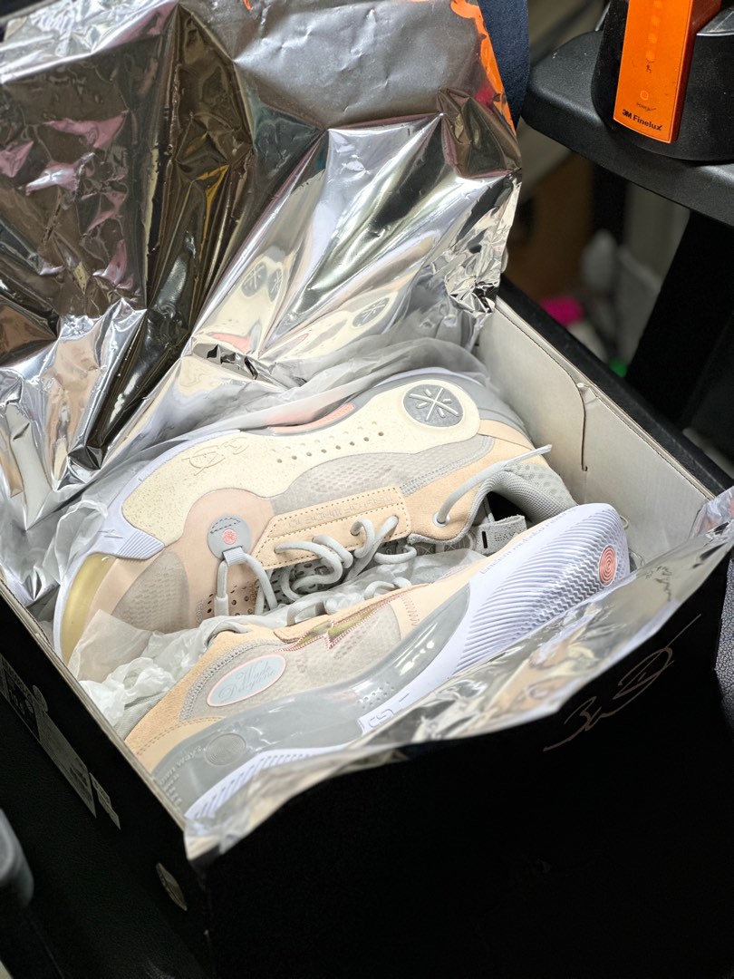 WOW 10 Low Origin, Men's Fashion, Footwear, Sneakers on Carousell