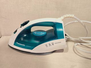 Panasonic Steam Iron NI-GT200, 家庭電器, 熨斗及掛熨機 - Carousell