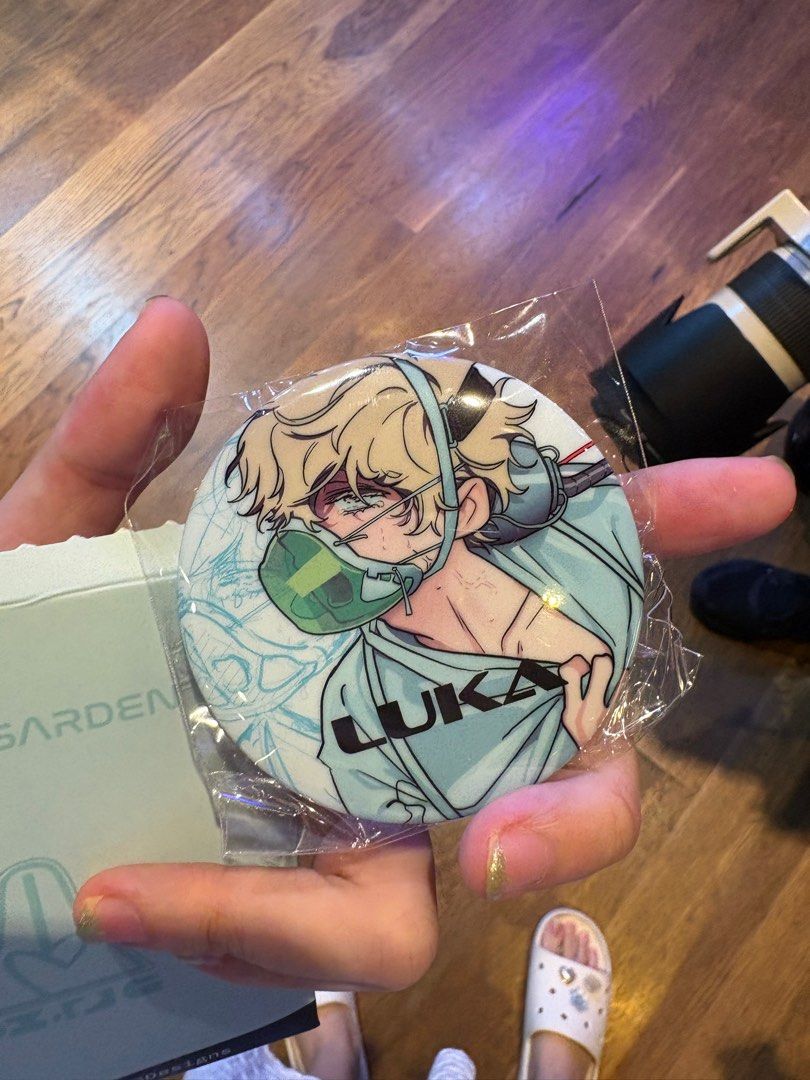 Alien stage Hyuna,Mizi and Luka badges, Hobbies & Toys, Memorabilia ...