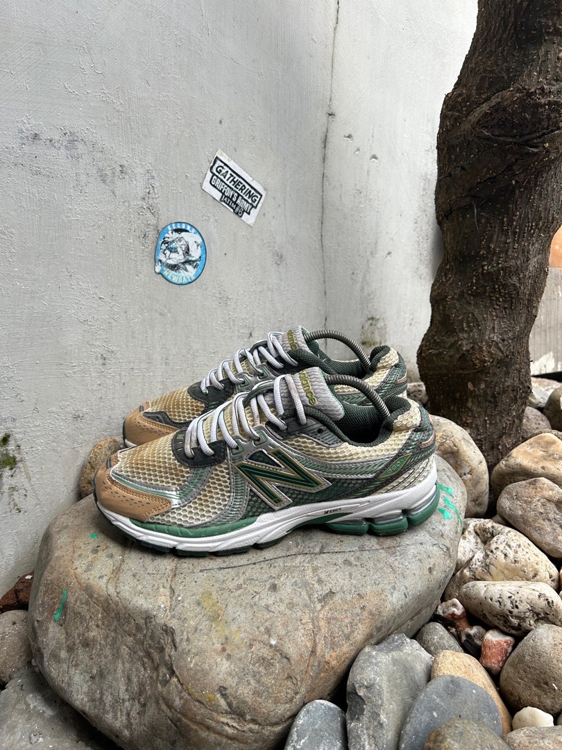 New Balance 860 V2 In Green, Fesyen Pria, Sepatu , Sneakers di Carousell