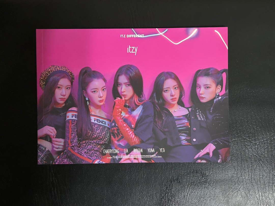 Itzy Icy Itz Different Photo Booklet, Hobbies & Toys, Memorabilia & Collectibles, K-Wave on ...