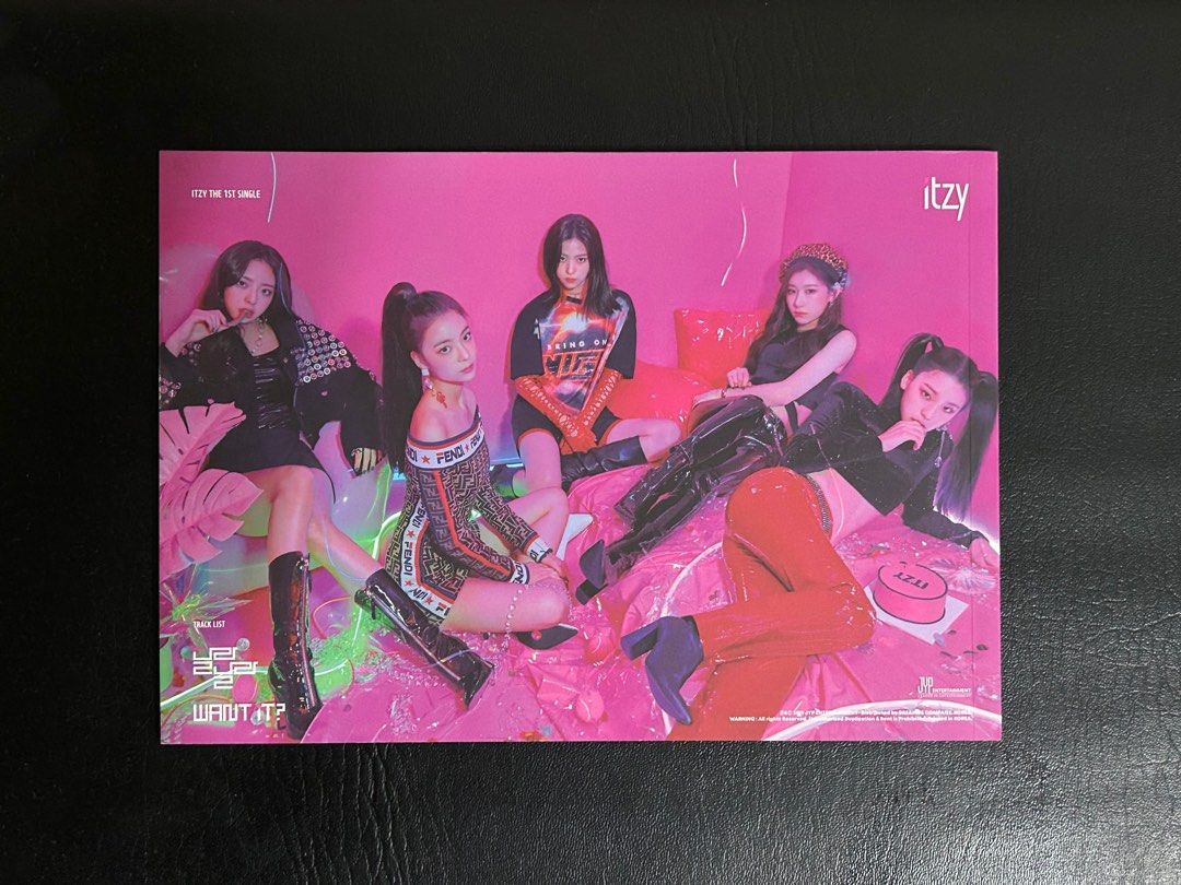 Itzy Icy Itz Different Photo Booklet, Hobbies & Toys, Memorabilia ...