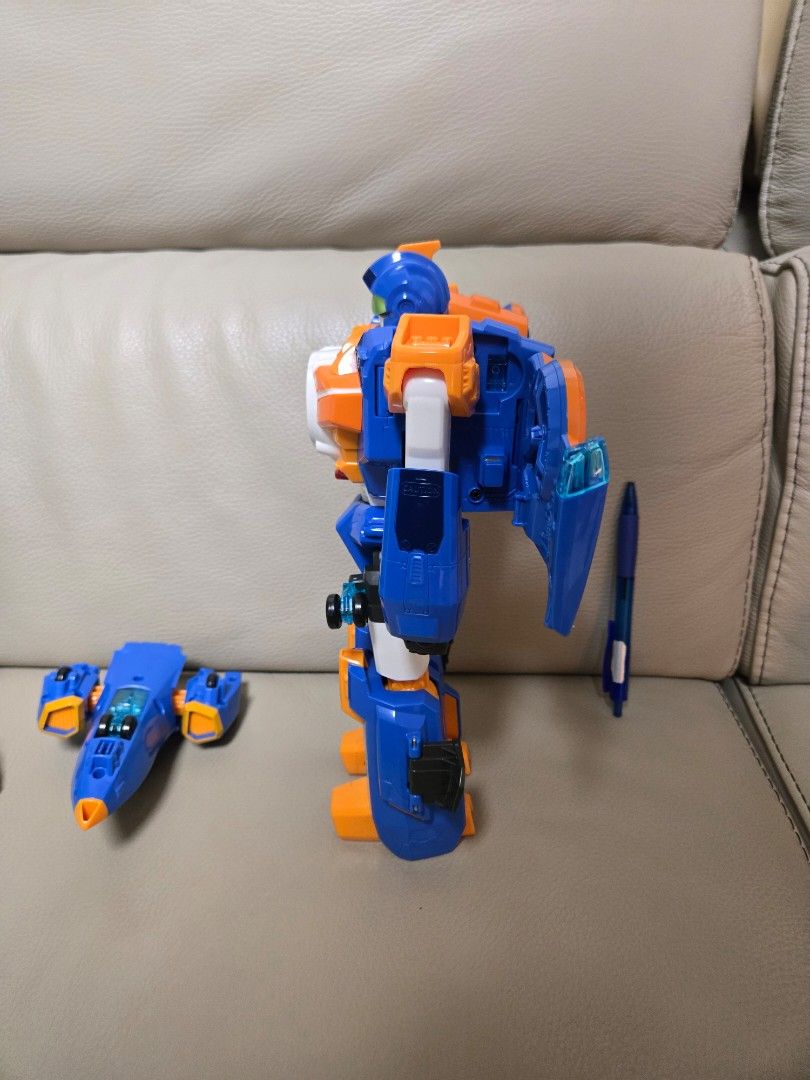 不是 變形金剛 transformers Tobot Mach W, 興趣及遊戲, 玩具 & 遊戲類 - Carousell