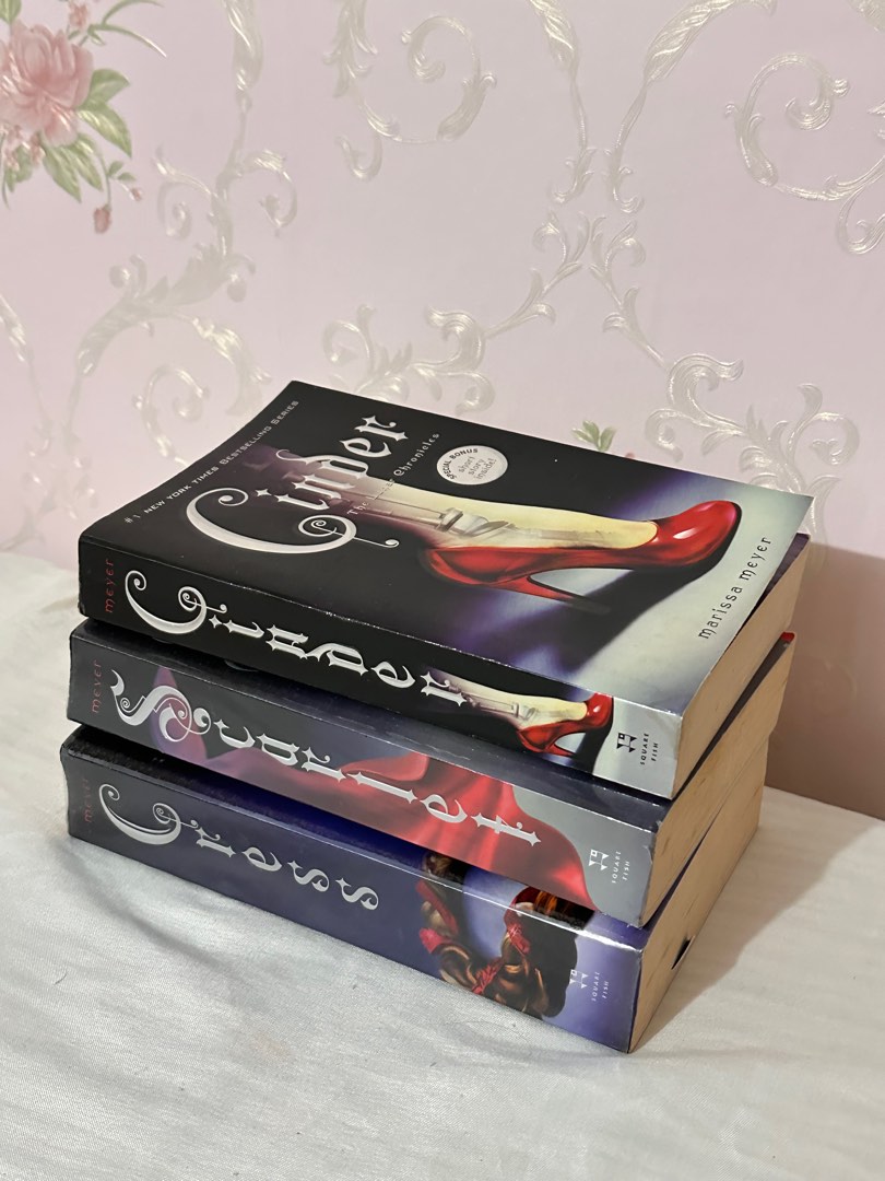 Cinder - Scarlet - Cress (The Lunar Chronicles) by Marissa Meyer ...