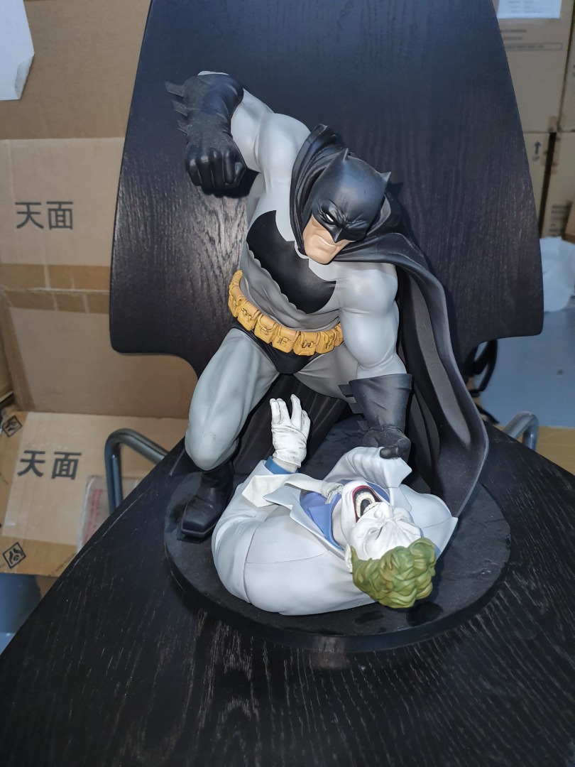 Displayed Sets DC Direct Kotobukiya Heracross The Dark Knight Returns Batman vs Joker Under The ...