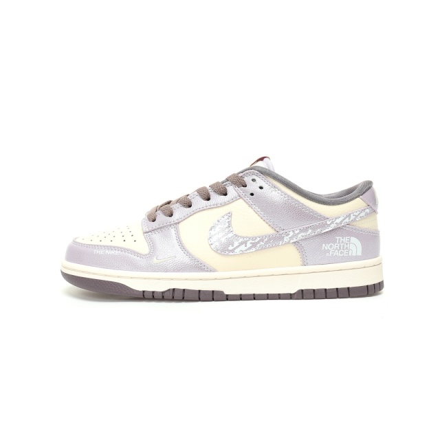Nike x The North Face Dunk Low 聯名款, 女裝, 鞋, 波鞋 - Carousell