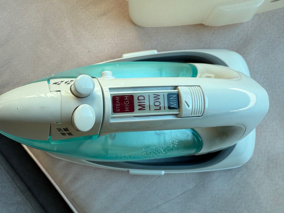 Hitachi Vegee Cordless Steam Iron CS-55EH, 家庭電器, 熨斗及掛熨機 - Carousell