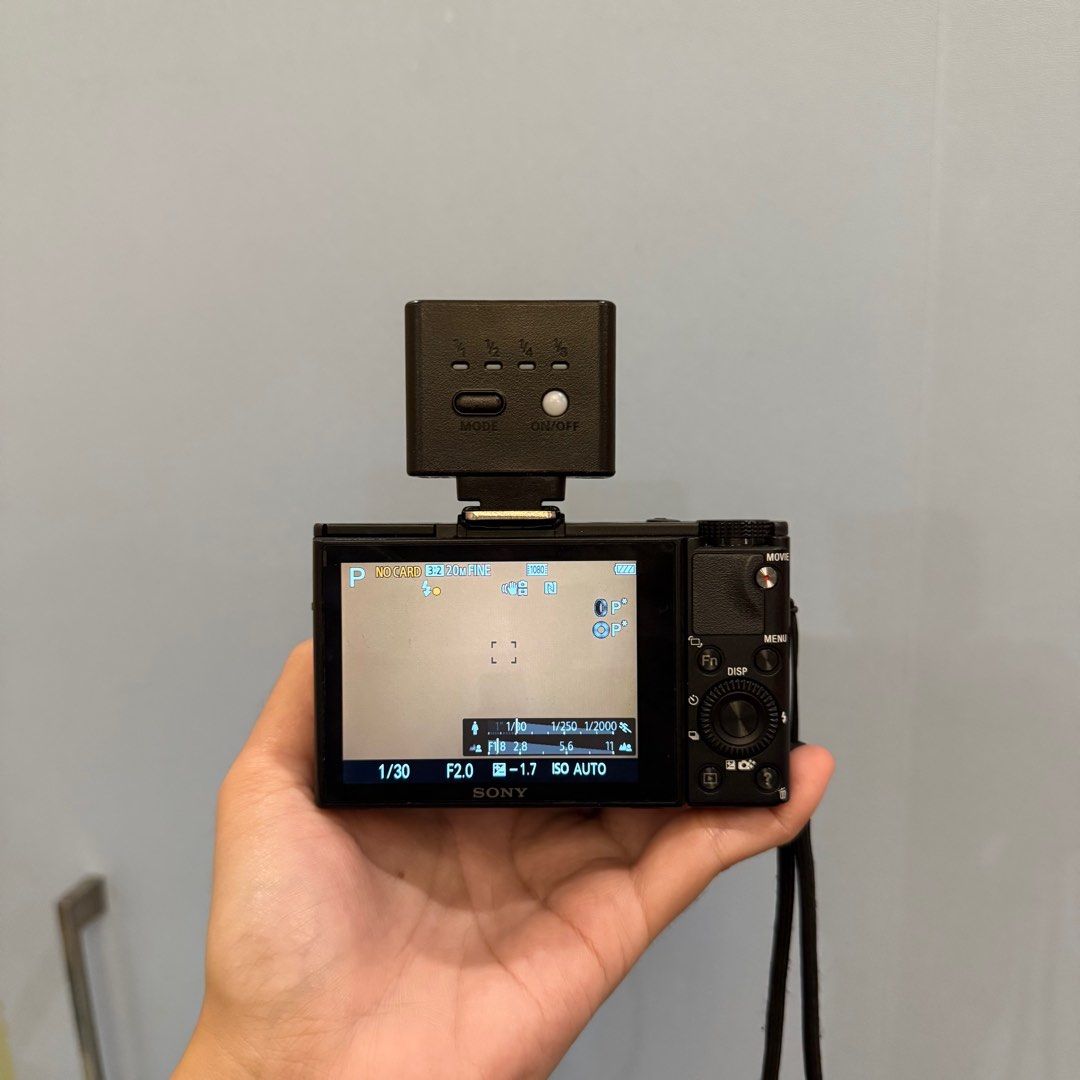 RARE Sony RX100 ii w/ free Ulanzi flash, Photography, Cameras on Carousell