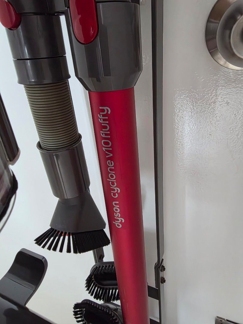Dyson Cyclone V10 Fluffy Vacuum Cleaner with dok, TV & Home Appliances ...