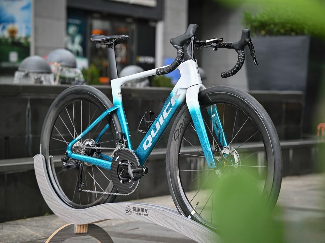 Quick Pro Er:one Di2 w powermeter (full carbon road bike), Sports ...