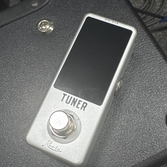 Rowin Guitar Tuner Pedal, Hobbies & Toys, Music & Media, Music ...