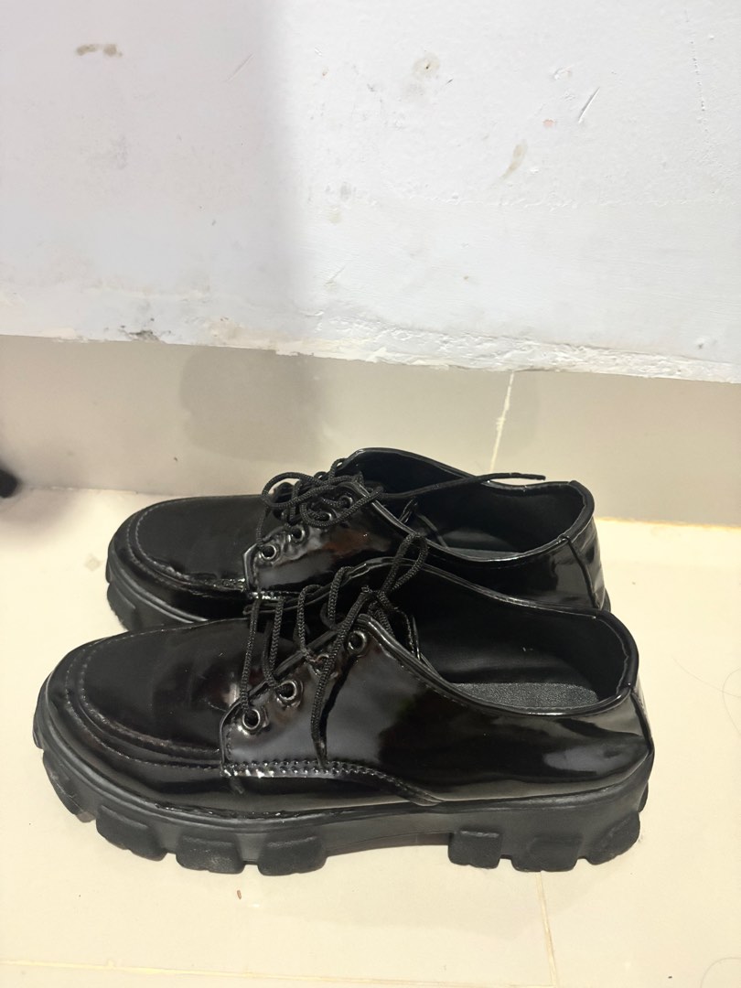 Docmart Glossy, Fesyen Wanita, Sepatu di Carousell