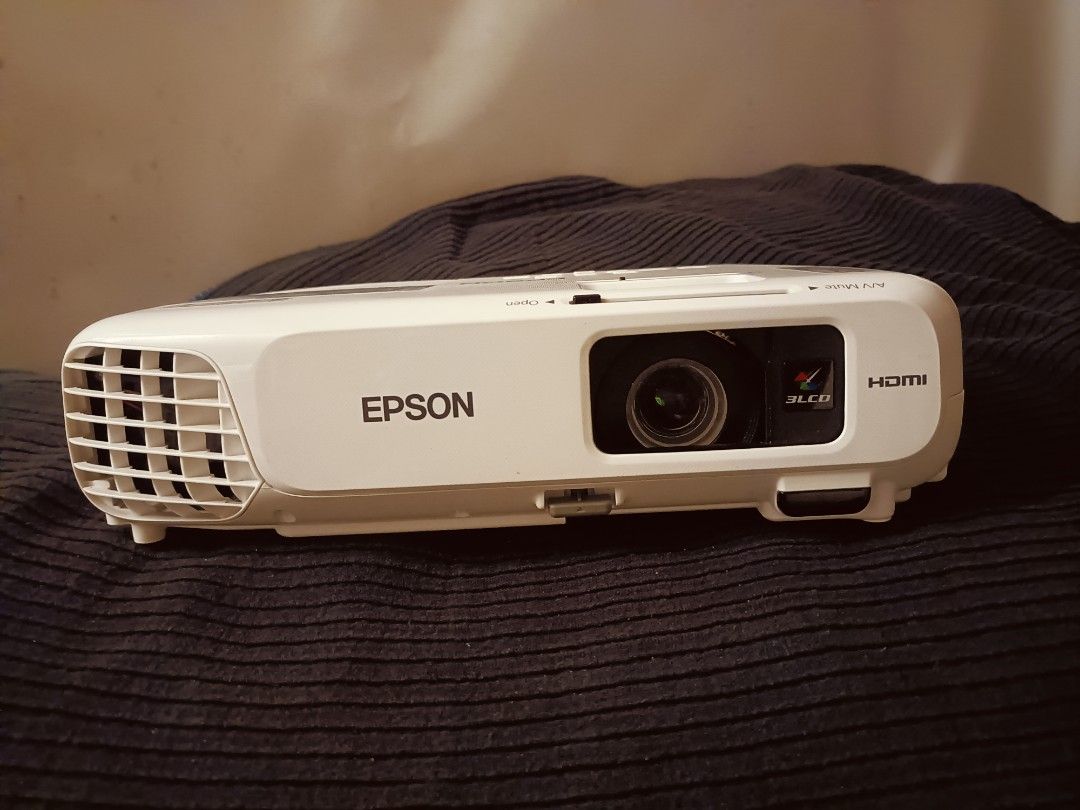 Epson EB-S18 LCD Projector, 家庭電器, 電視 & 其他娛樂, 投影機 - Carousell