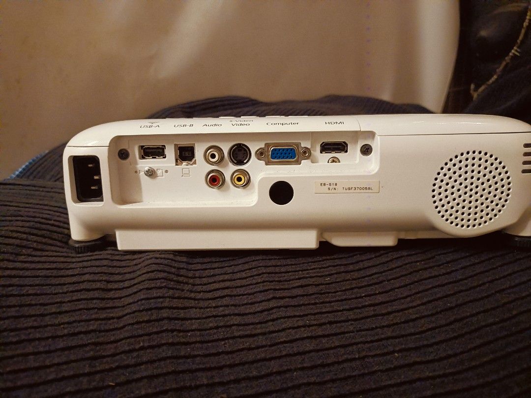 Epson EB-S18 LCD Projector, 家庭電器, 電視 & 其他娛樂, 投影機 - Carousell