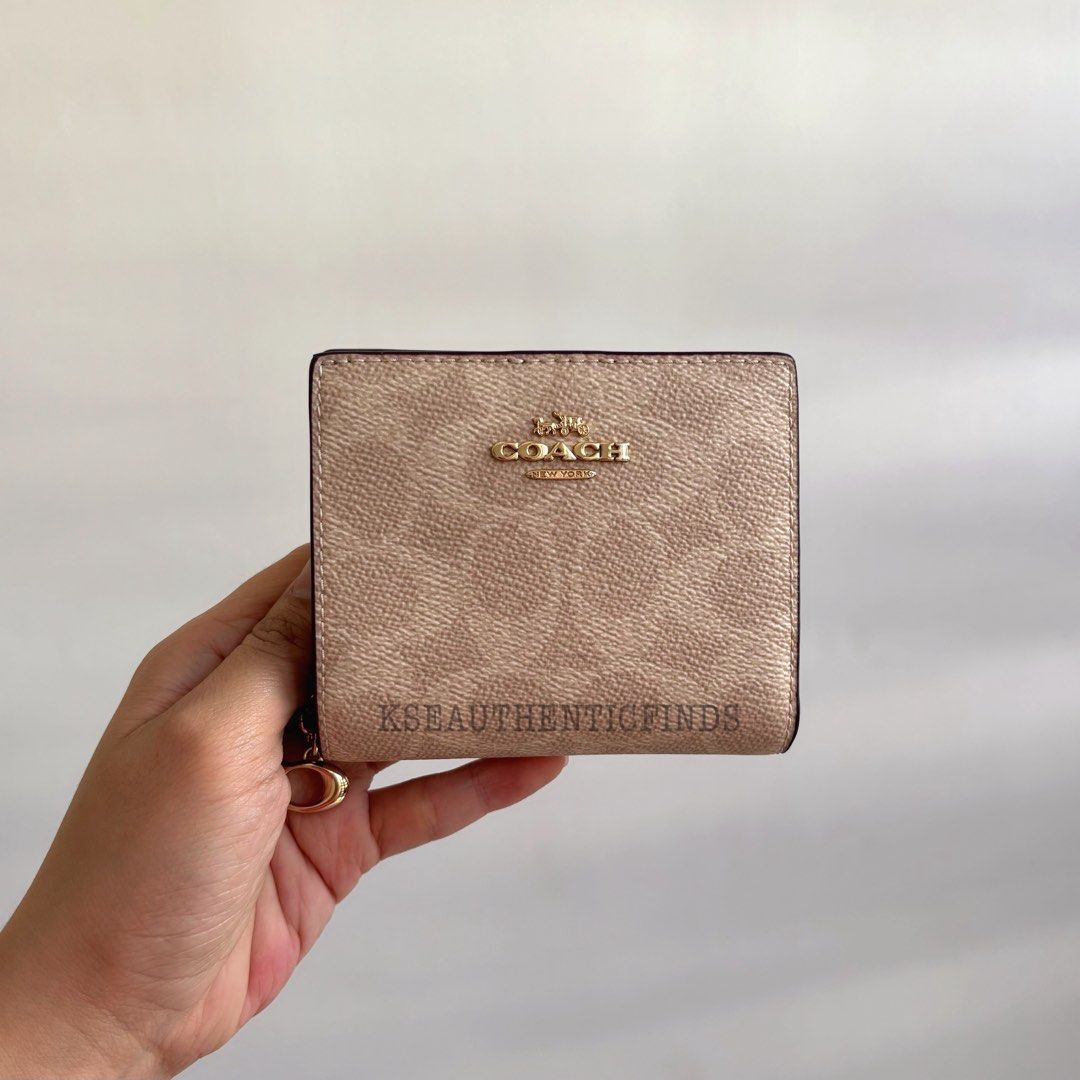COACH Snap Wallet Signature Canvas in Sand/Taupe 🇺🇸, Luxury, Bags ...