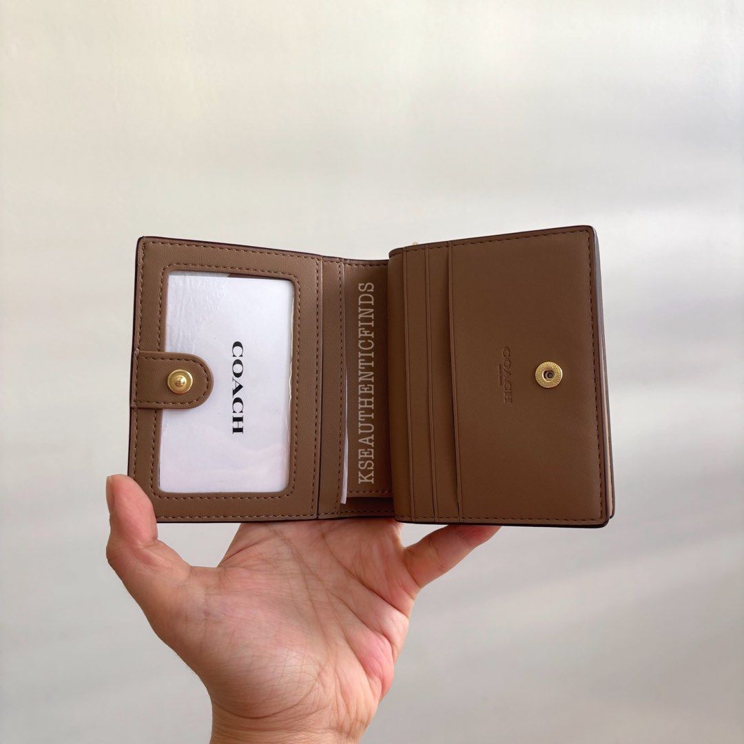 COACH Snap Wallet Signature Canvas in Sand/Taupe 🇺🇸, Luxury, Bags ...