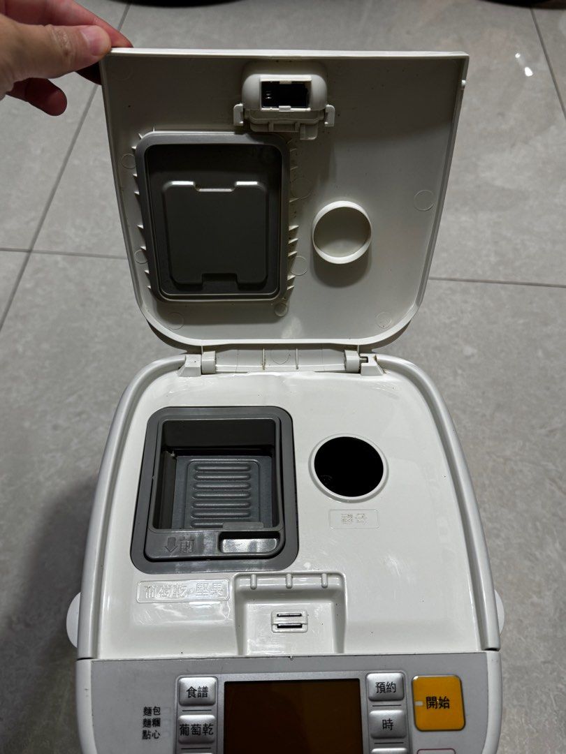 Panasonic SD-P104 Bread Maker, 家庭電器, 廚房電器, 麵包機 - Carousell
