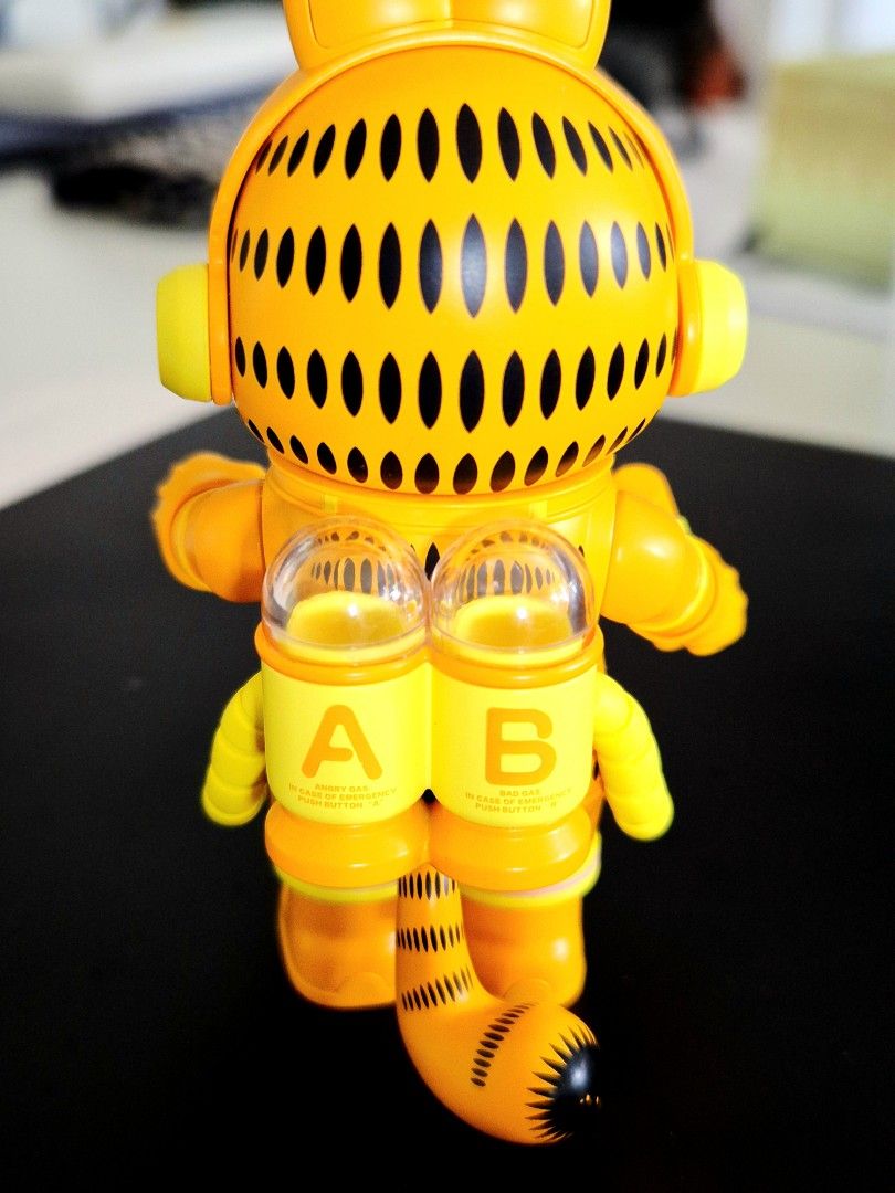 POP MART Mega Space Molly, Garfield Series 3 100%, Blind Box (Not 400% ...