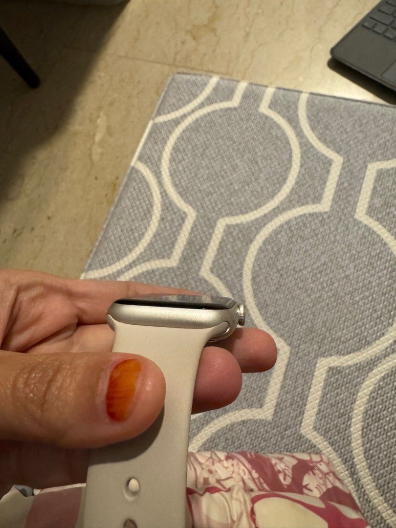 Apple Watch - Low Battery, Mobile Phones & Gadgets, Wearables & Smart ...