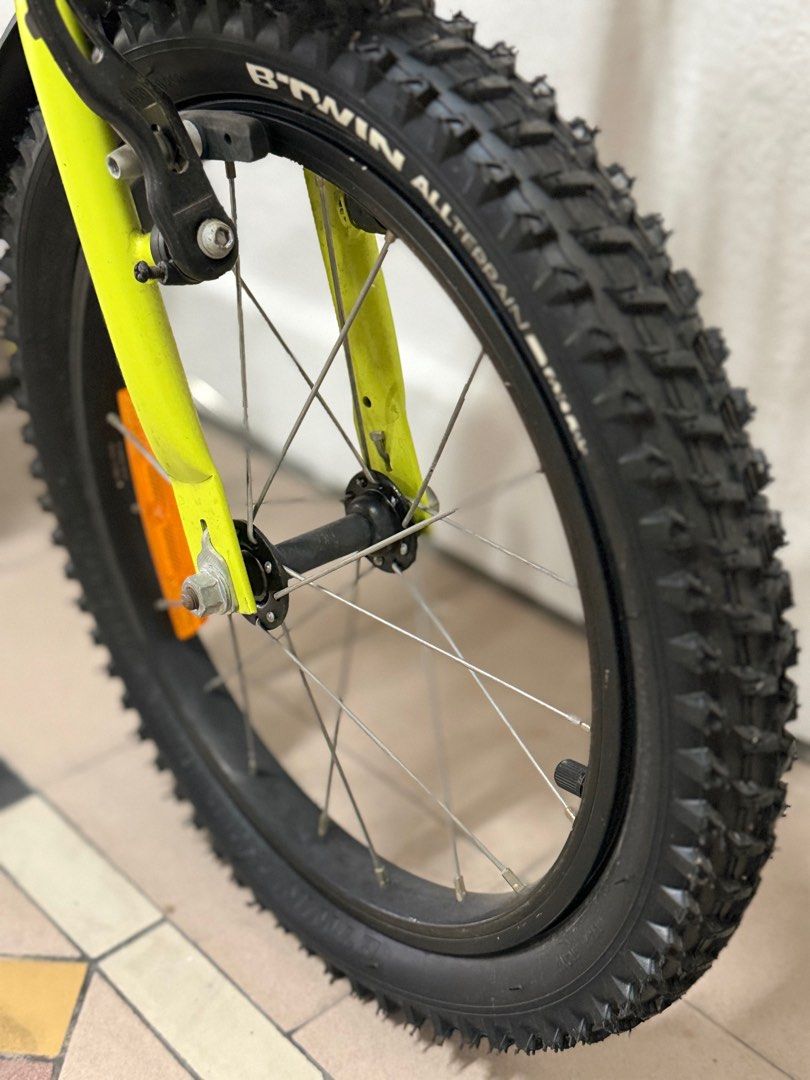 B'Twin Dark Hero 500 Kids' Bike, Sports Equipment, Bicycles & Parts, Bicycles on Carousell