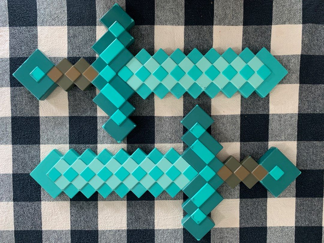 Minecraft Diamond Sword and Steve Head Set, Hobbies & Toys, Toys ...