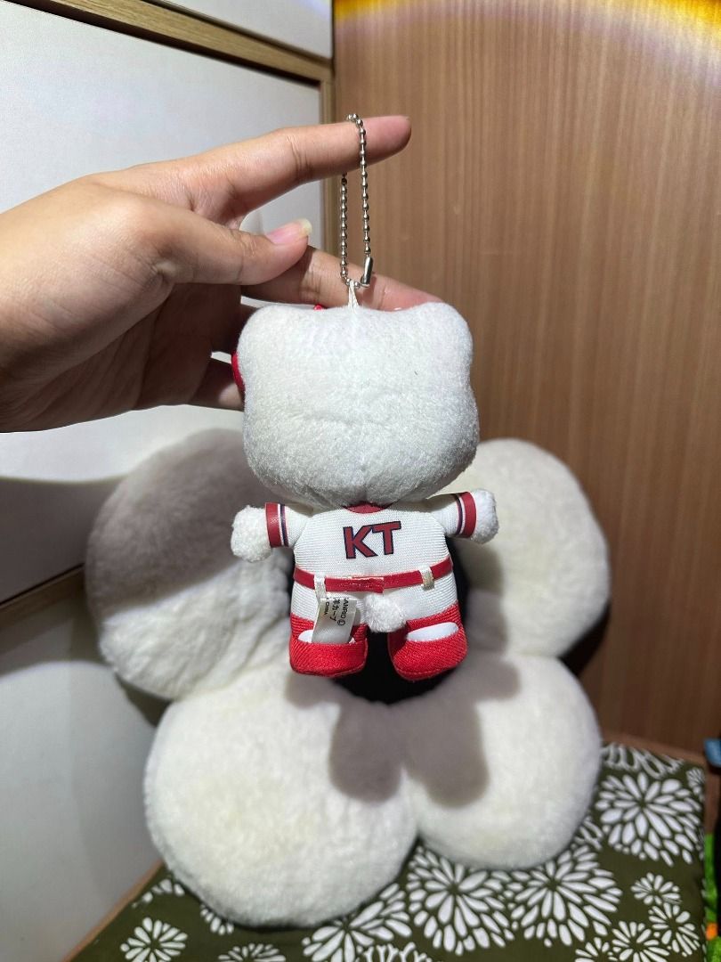 Sanrio 2017 : Hello Kitty Red Hiroshima Carp Baseball Team Bag Charm ...
