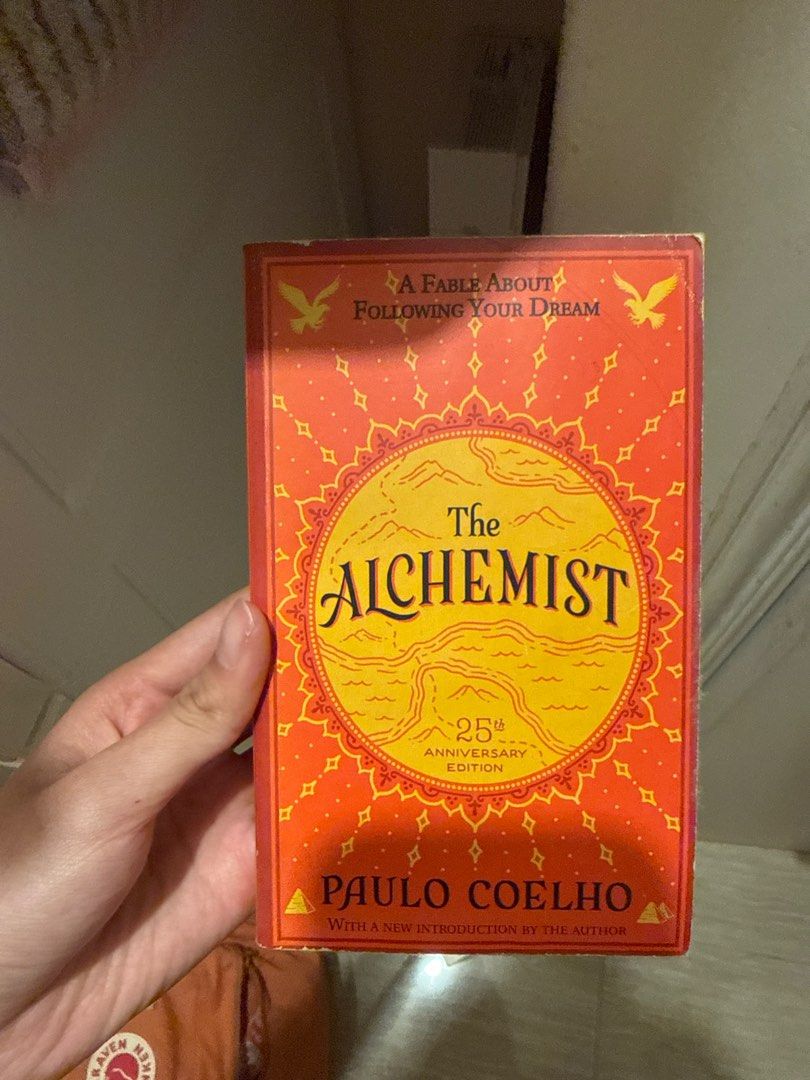 The Alchemist 25週年紀念版 sba書, 興趣及遊戲, 書本 & 文具, 小說及非小說 - Carousell