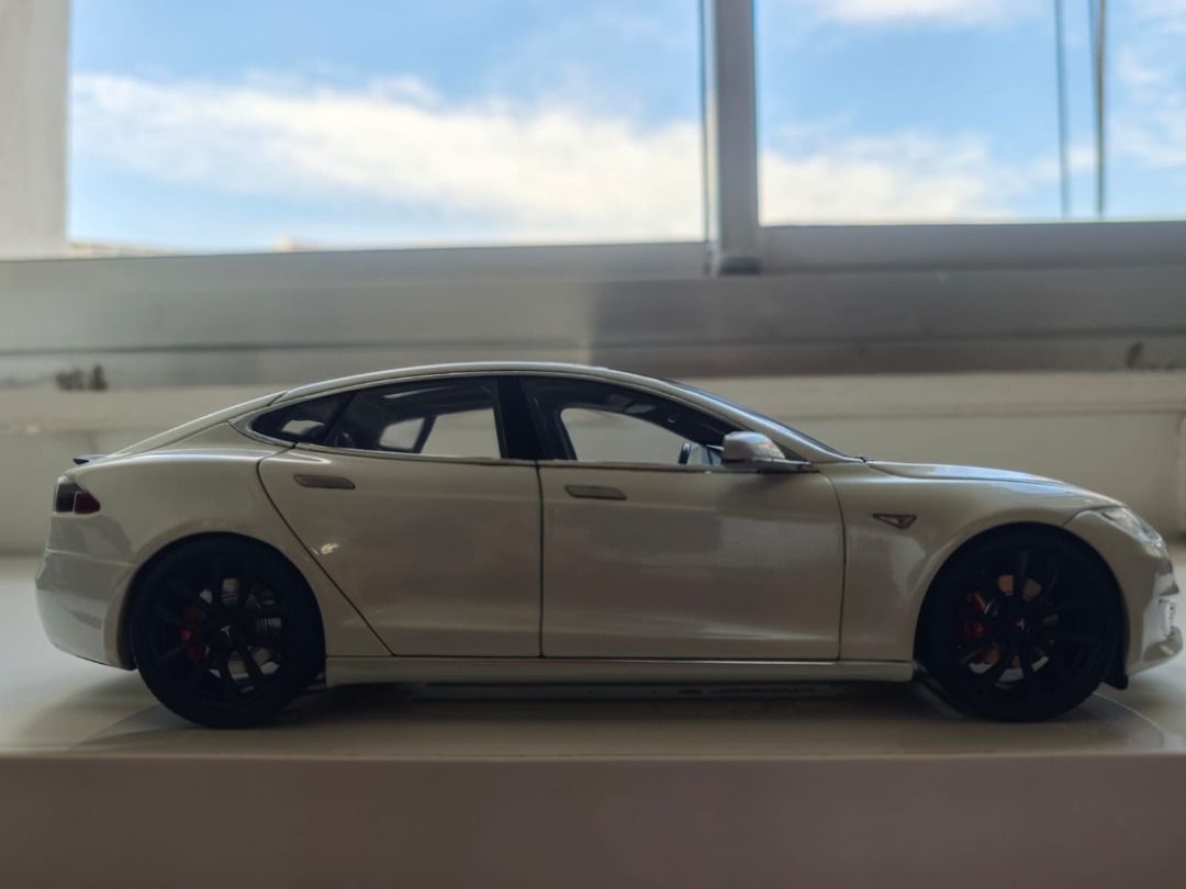 1/18 Tesla Model S, Hobbies & Toys, Toys & Games on Carousell