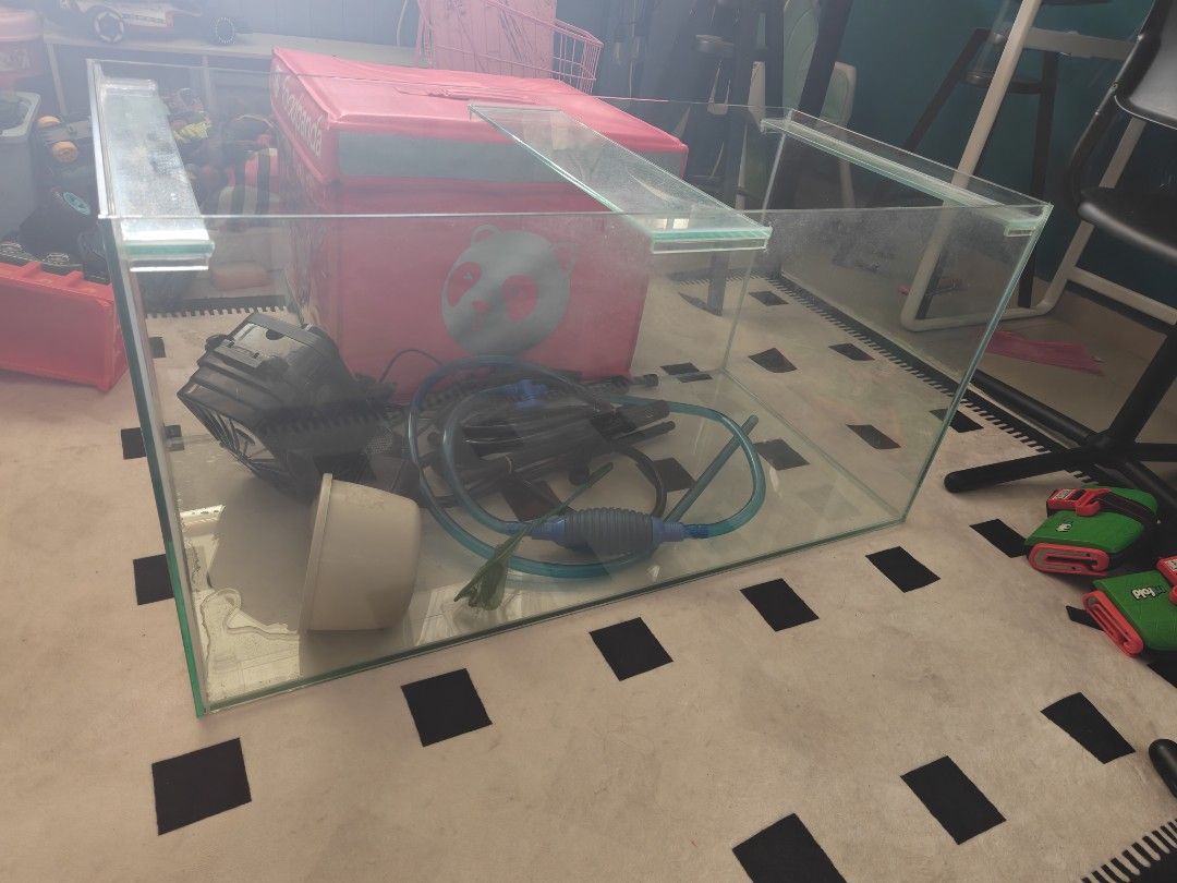 3 ft glass tank quite new, Sports Equipment, Fishing on Carousell