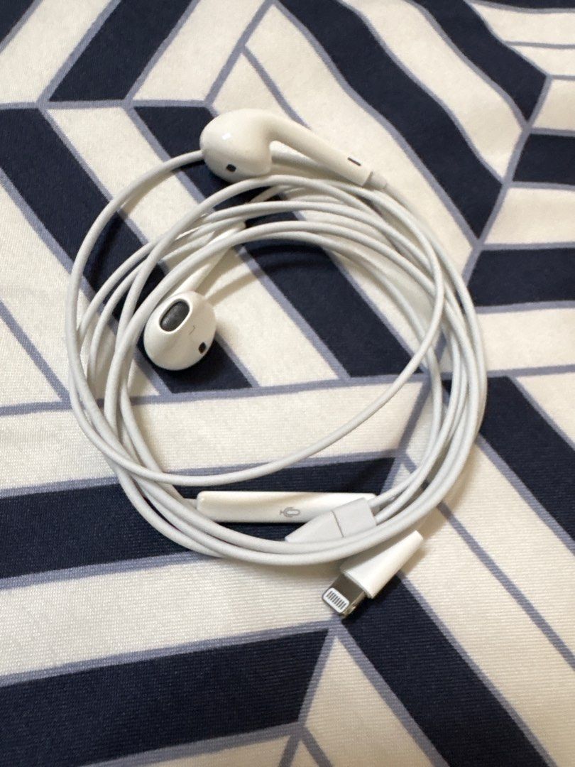 Apple Earpods with Lightning Connector, Audio, Earphones on Carousell