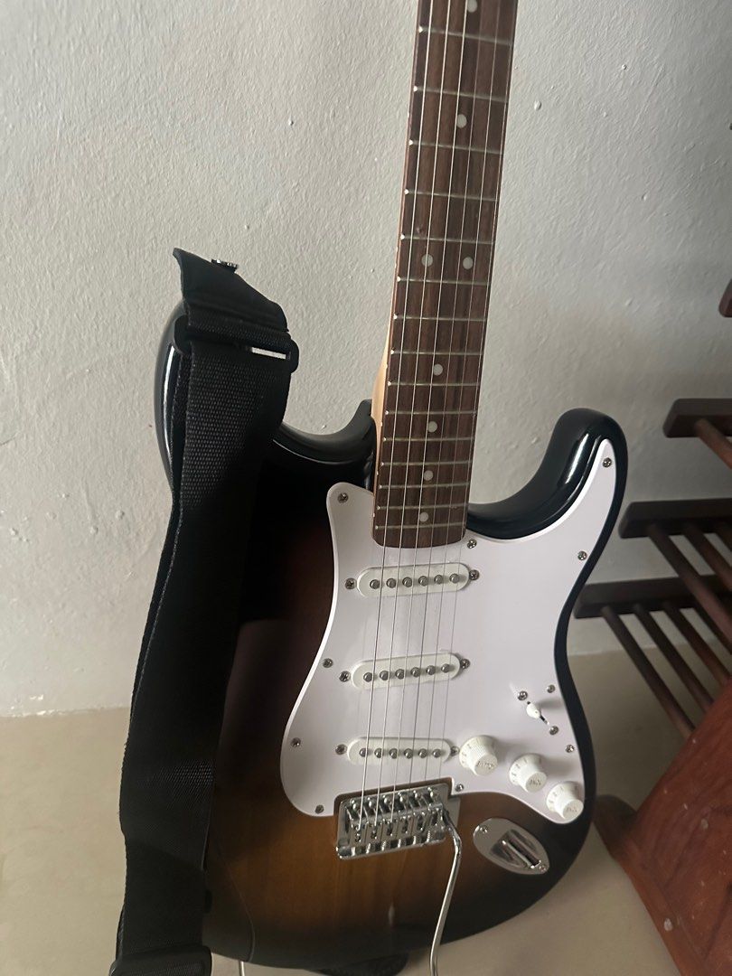 Fender Squier Sonic Stratocaster w/ Amplifier, Hobbies & Toys, Music ...