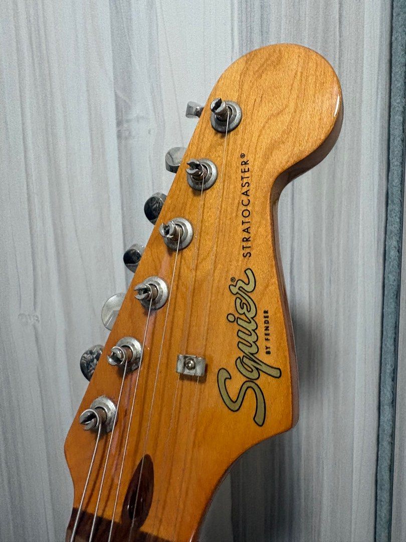 Fender Squier Classic Vibe 60s stratocaster electric guitar, Hobbies ...