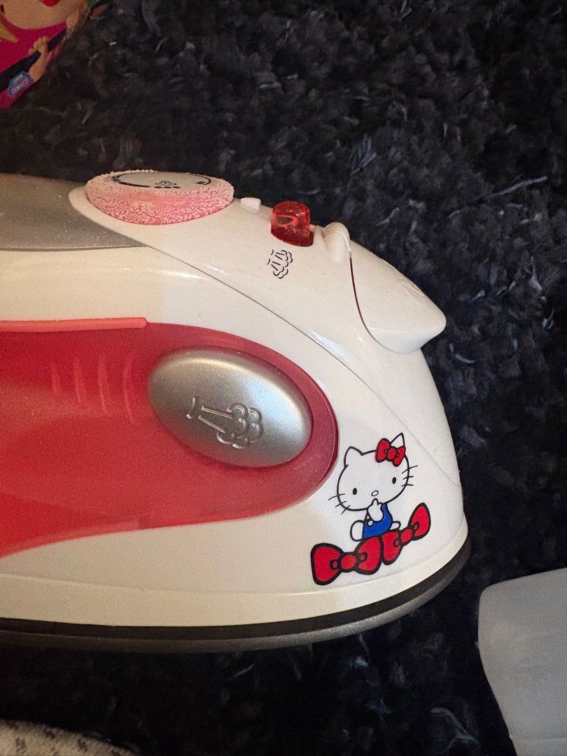 Hello Kitty Travel Steam Iron, 家庭電器, 熨斗及掛熨機 - Carousell