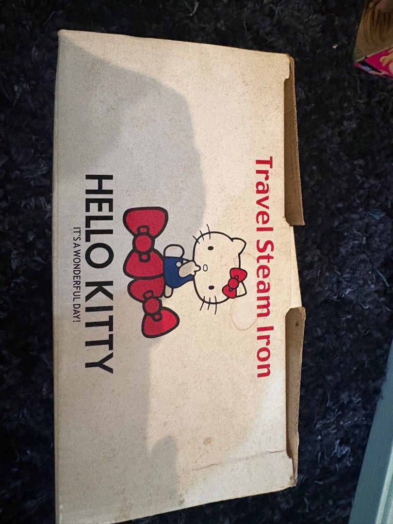 Hello Kitty Travel Steam Iron, 家庭電器, 熨斗及掛熨機 - Carousell