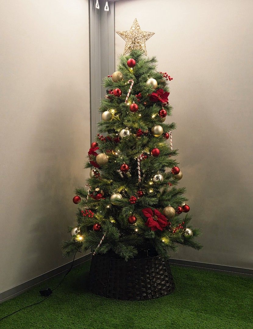 Mason's 6 ft Hyper-realistic Christmas Tree (with or without ...