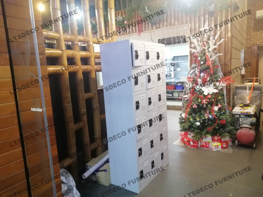 18 DOOR STEEL LOCKER OFFICE PARTITION, Furniture & Home Living, Office ...