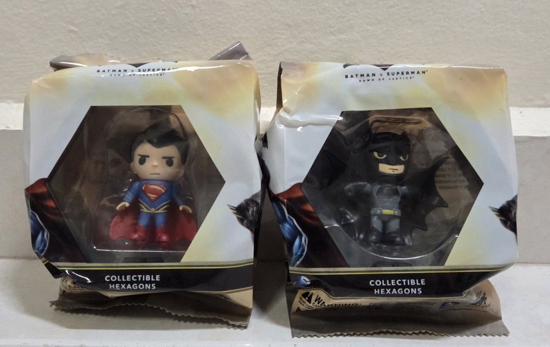 DC Comics "Batman v Superman: Dawn of Justice" Hexagon collectible ...