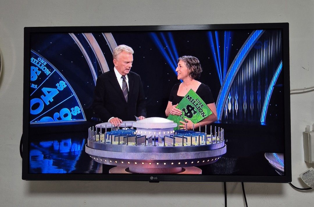 LG TV LG 32LM630BPTB wall mounted complete with bracket and remote ...