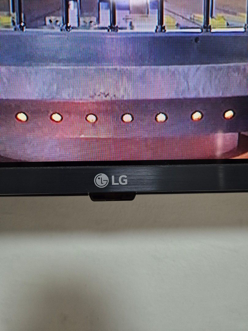 LG TV LG 32LM630BPTB wall mounted complete with bracket and remote ...