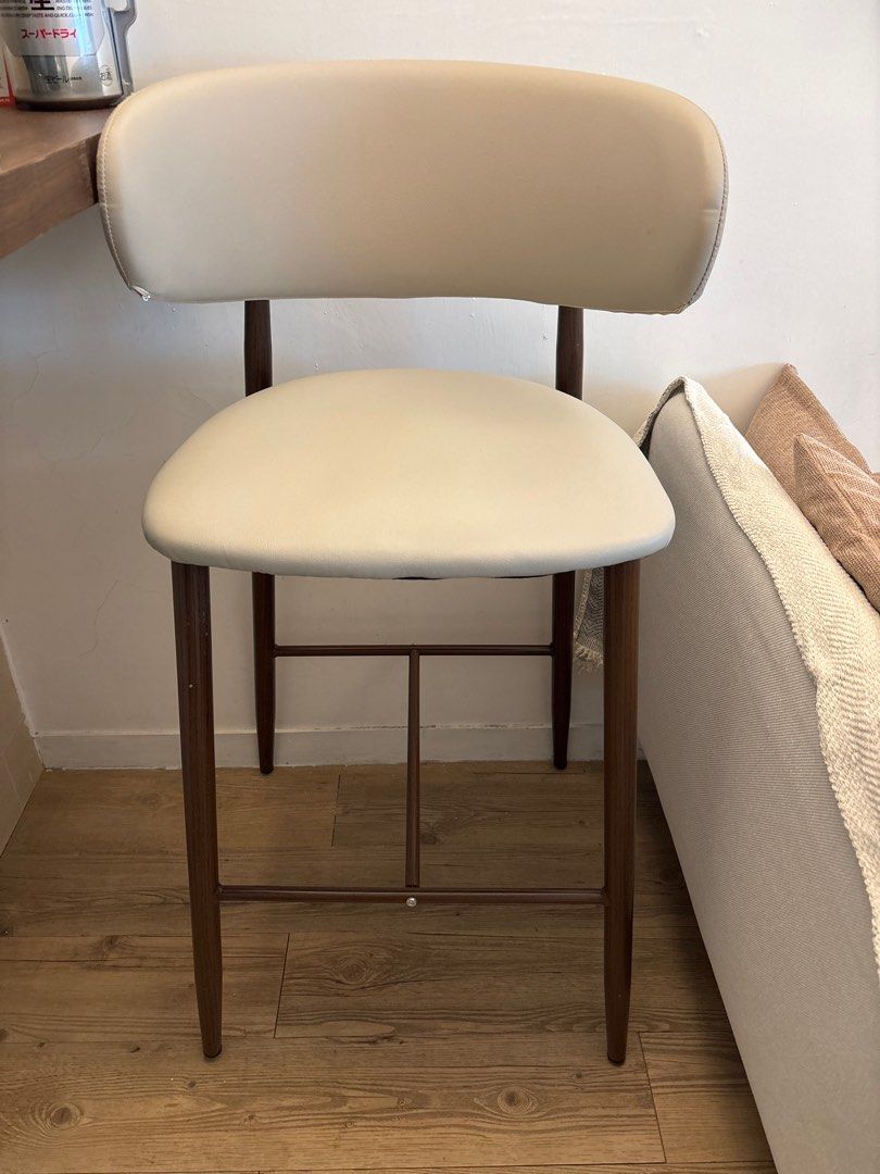 Modern Bar Stool with Curved Back, 傢俬＆家居, 傢俬, 椅子 - Carousell