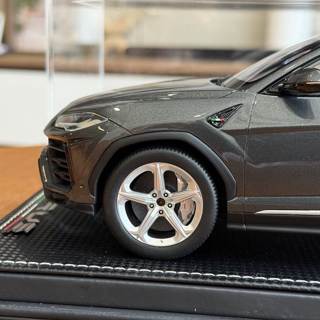 1/18 MR Models Lamborghini Urus same scale as Autoart LCD Motorhelix ...