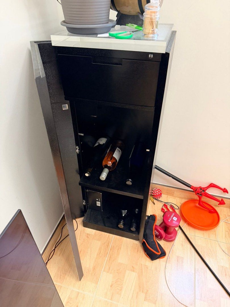 Brown cabinet with light on top, 傢俬＆家居, 傢俬, 櫃子、組合櫃及置物架 - Carousell