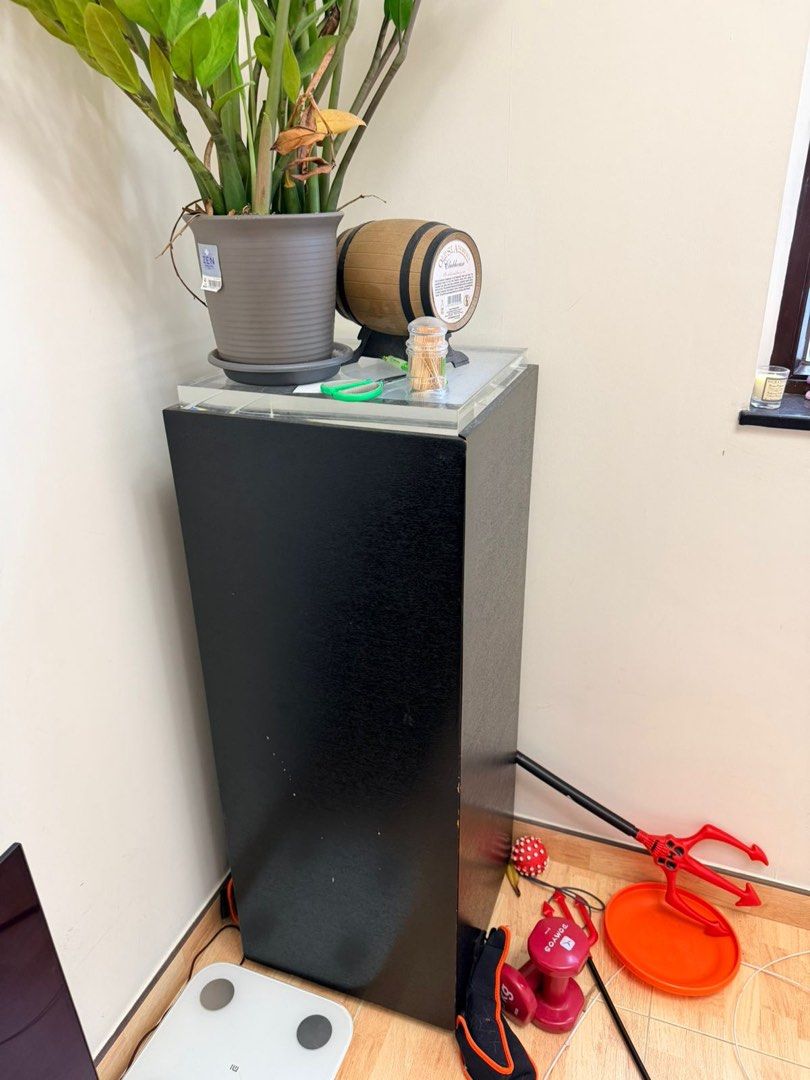 Brown cabinet with light on top, 傢俬＆家居, 傢俬, 櫃子、組合櫃及置物架 - Carousell